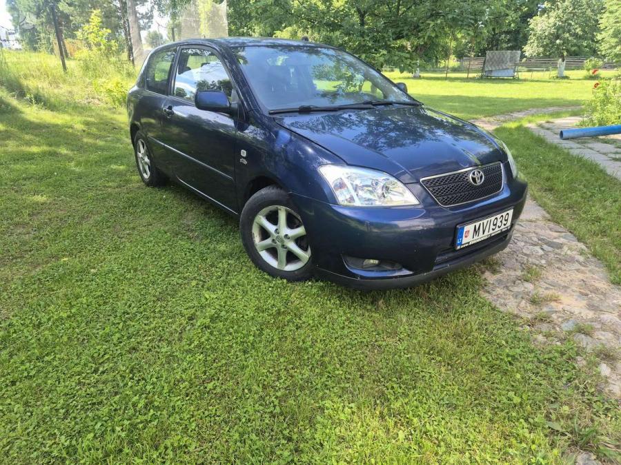 Zils Toyota Corolla 2004 Viļņa, ar dzinēja tilpumu 2.00 L un nobraukumu 270 tūkst. km par 1000 €, foto 3 vietnē AUTOMOTO.COM.LV