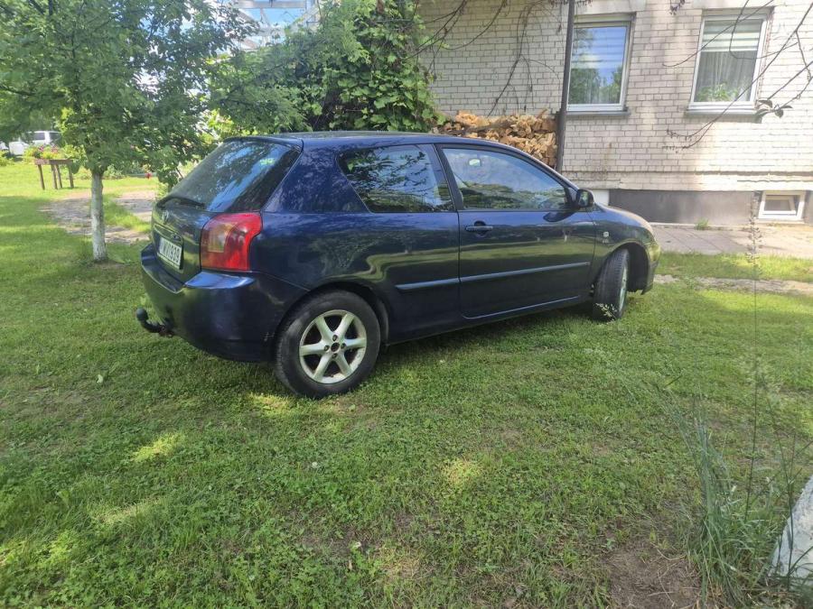 Zils Toyota Corolla 2004 Viļņa, ar dzinēja tilpumu 2.00 L un nobraukumu 270 tūkst. km par 1000 €, foto 5 vietnē AUTOMOTO.COM.LV