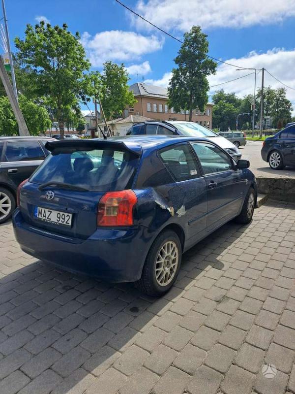 Zils Toyota Corolla 2004 Kauņa, ar dzinēja tilpumu 2.00 L un nobraukumu 221 tūkst. km par 850 €, foto 3 vietnē AUTOMOTO.COM.LV