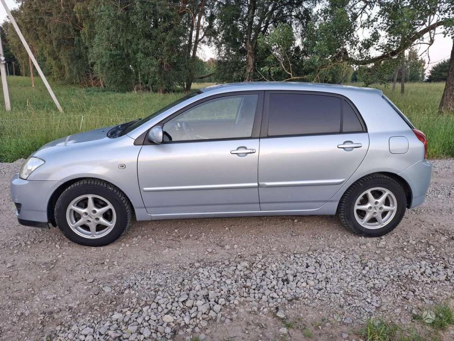 Blue Toyota Corolla 2005 in Vilnius, with an engine capacity of 1.36 L and mileage of 203 thousand km for 2800 €, photo 5 on AUTOMOTO.COM.LV