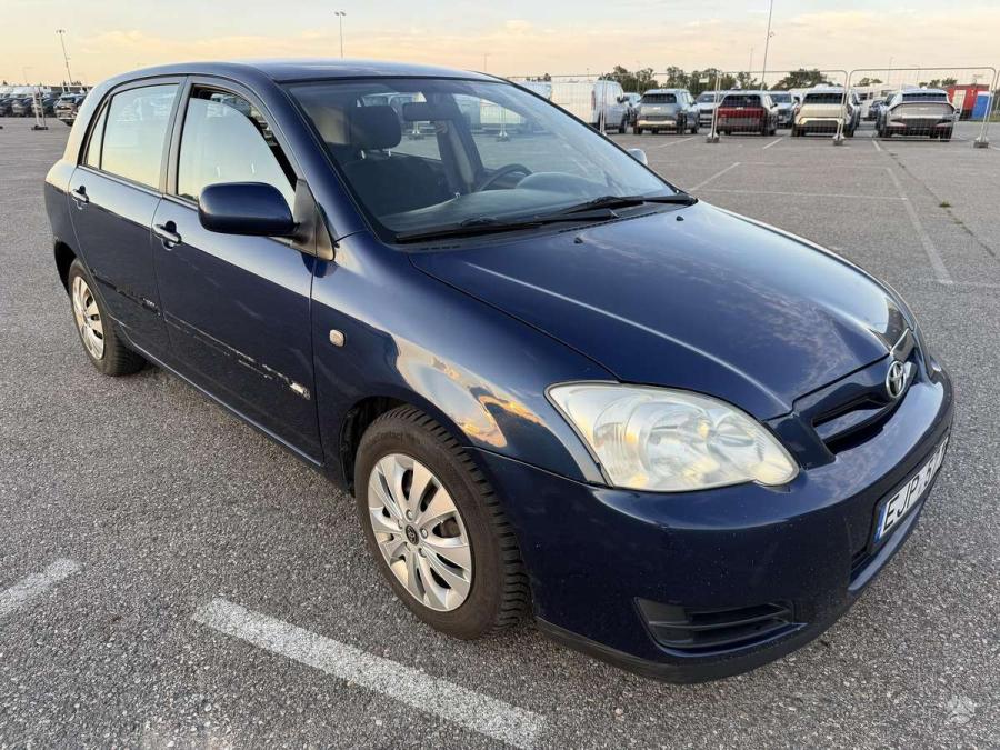 Zils Toyota Corolla 2005 Viļņa, ar dzinēja tilpumu 1.60 L un nobraukumu 285 tūkst. km par 850 €, foto 3 vietnē AUTOMOTO.COM.LV