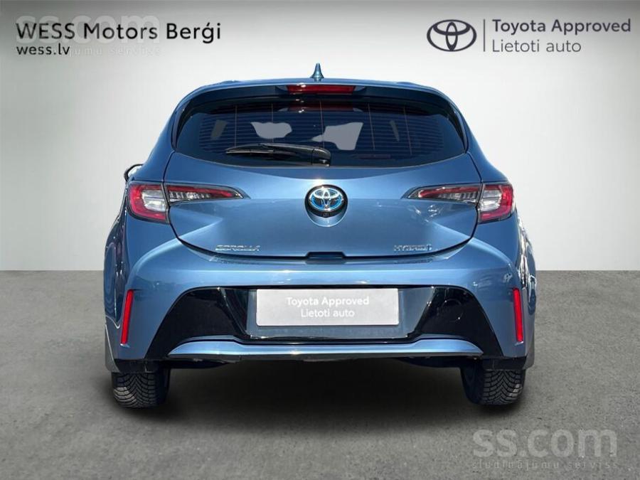 Blue Toyota Corolla 2021 in Riga, with an engine capacity of 1.80 L and mileage of 136 thousand km for 15990 €, photo 5 on AUTOMOTO.COM.LV