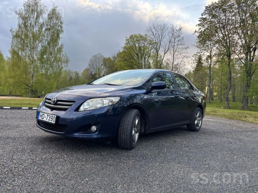 Zils Toyota Corolla 2008 Cēsis, ar dzinēja tilpumu 1.60 L un nobraukumu 276 tūkst. km par 2300 €, foto 1 vietnē AUTOMOTO.COM.LV