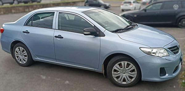 Blue Toyota Corolla 2010 in Vilnius, with an engine capacity of 1.60 L and mileage of 182 thousand km for 3400 €, photo 3 on AUTOMOTO.COM.LV