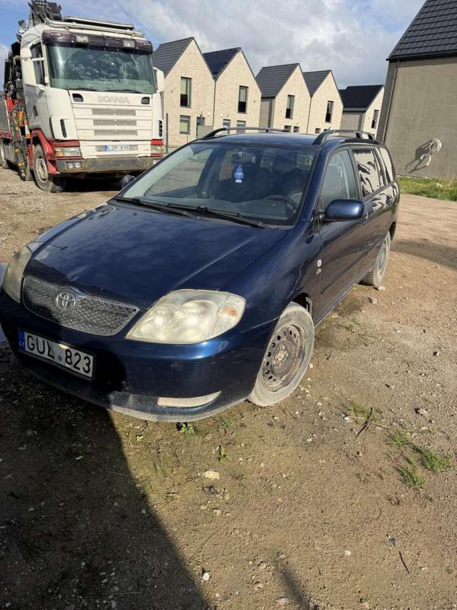 Blue Toyota Corolla 2004 in Klaipeda, with an engine capacity of 2.00 L and mileage of 300 thousand km for 390 €, photo 1 on AUTOMOTO.COM.LV