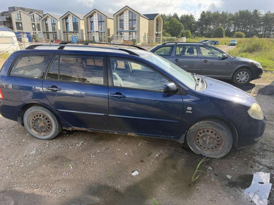 Blue Toyota Corolla 2004 in Klaipeda, with an engine capacity of 2.00 L and mileage of 300 thousand km for 390 €, photo 5 on AUTOMOTO.COM.LV
