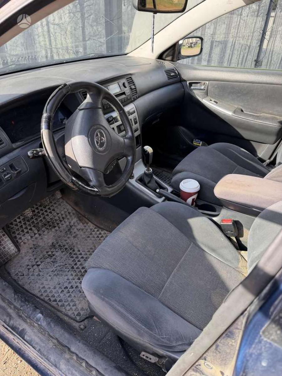 Blue Toyota Corolla 2004 in Klaipeda, with an engine capacity of 2.00 L and mileage of 300 thousand km for 390 €, photo 6 on AUTOMOTO.COM.LV