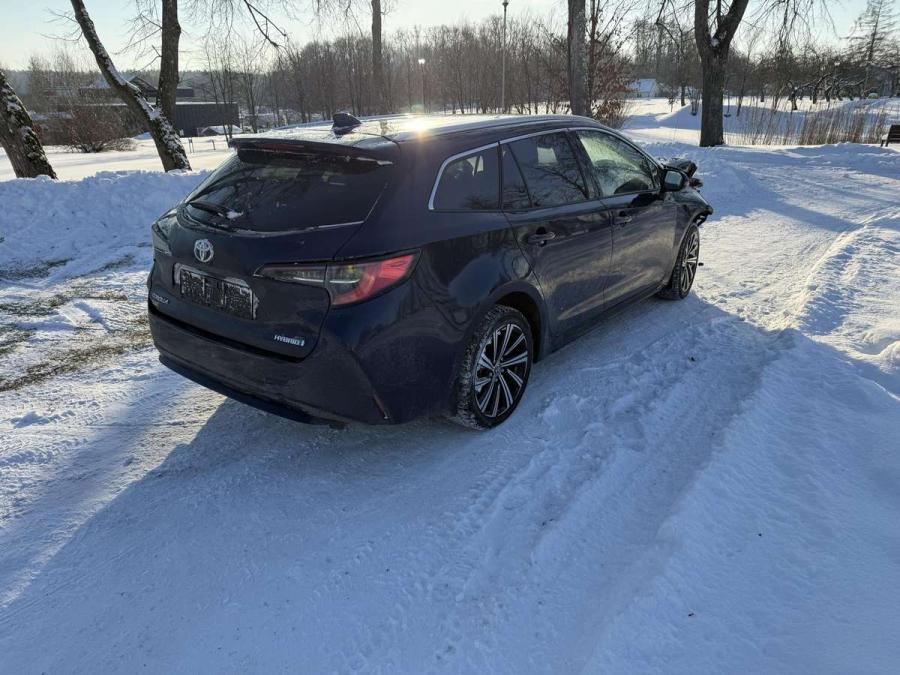 Blue Toyota Corolla 2022 in Trakai, with an engine capacity of 1.80 L and mileage of 30 thousand km for 11200 €, photo 4 on AUTOMOTO.COM.LV