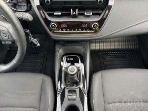 Brown Toyota Corolla 2019 in Riga, with an engine capacity of 1.20 L and mileage of 103 thousand km for 13180 €, photo 12 on AUTOMOTO.COM.LV