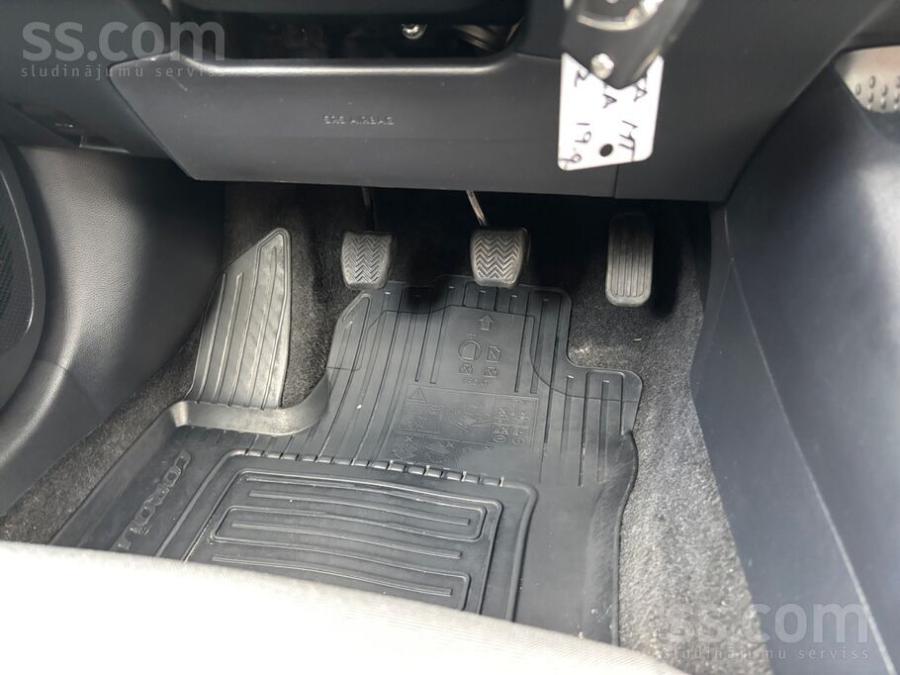 Brown Toyota Corolla 2019 in Riga, with an engine capacity of 1.20 L and mileage of 103 thousand km for 13180 €, photo 18 on AUTOMOTO.COM.LV