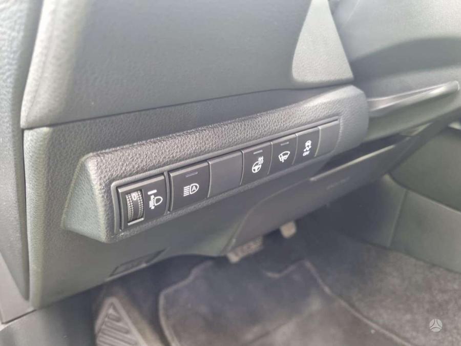 Brown Toyota Corolla 2019 in Alytus, with an engine capacity of 1.20 L and mileage of 150 thousand km for 9900 €, photo 18 on AUTOMOTO.COM.LV