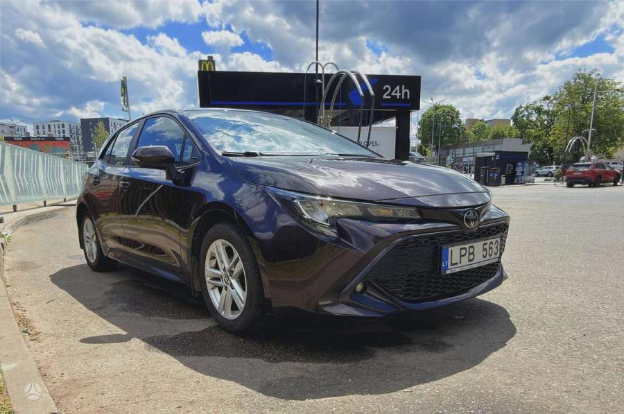 Brown Toyota Corolla 2020 in Vilnius, with an engine capacity of 1.20 L and mileage of 39 thousand km for 15799 €, photo 1 on AUTOMOTO.COM.LV