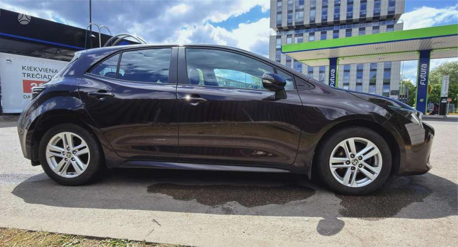 Brown Toyota Corolla 2020 in Vilnius, with an engine capacity of 1.20 L and mileage of 39 thousand km for 15799 €, photo 3 on AUTOMOTO.COM.LV