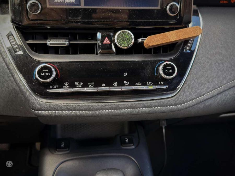 Brown Toyota Corolla 2020 in Vilnius, with an engine capacity of 1.20 L and mileage of 39 thousand km for 15799 €, photo 24 on AUTOMOTO.COM.LV