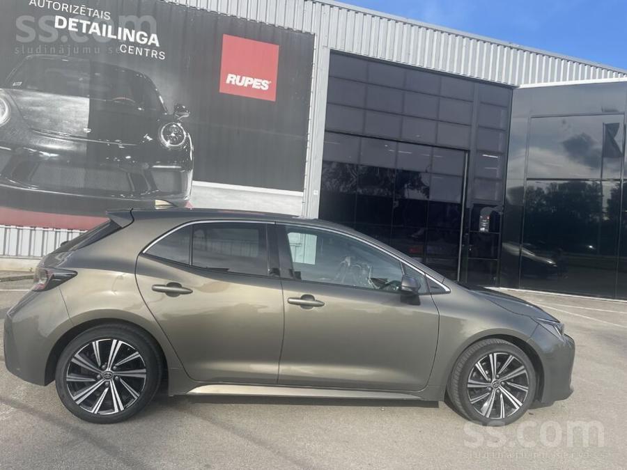 Brown Toyota Corolla 2021 in Riga, with an engine capacity of 1.20 L and mileage of 121 thousand km for 17000 €, photo 8 on AUTOMOTO.COM.LV