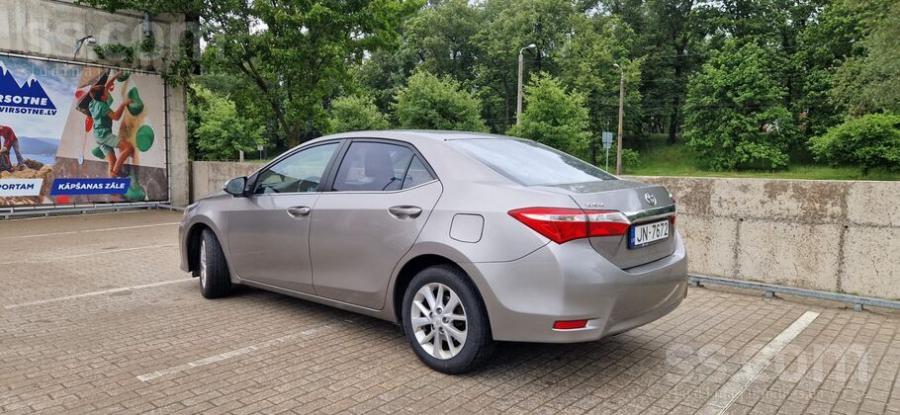 Brown Toyota Corolla 2014 in Riga, with an engine capacity of 1.60 L and mileage of 225 thousand km for 6200 €, photo 2 on AUTOMOTO.COM.LV