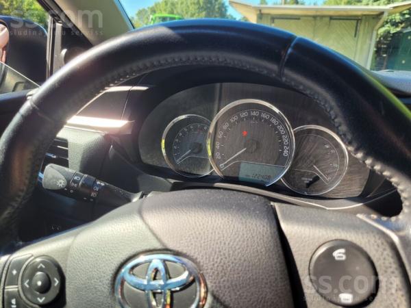 Brown Toyota Corolla 2015 in Riga, with an engine capacity of 1.60 L and mileage of 123 thousand km for 9500 €, photo 7 on AUTOMOTO.COM.LV