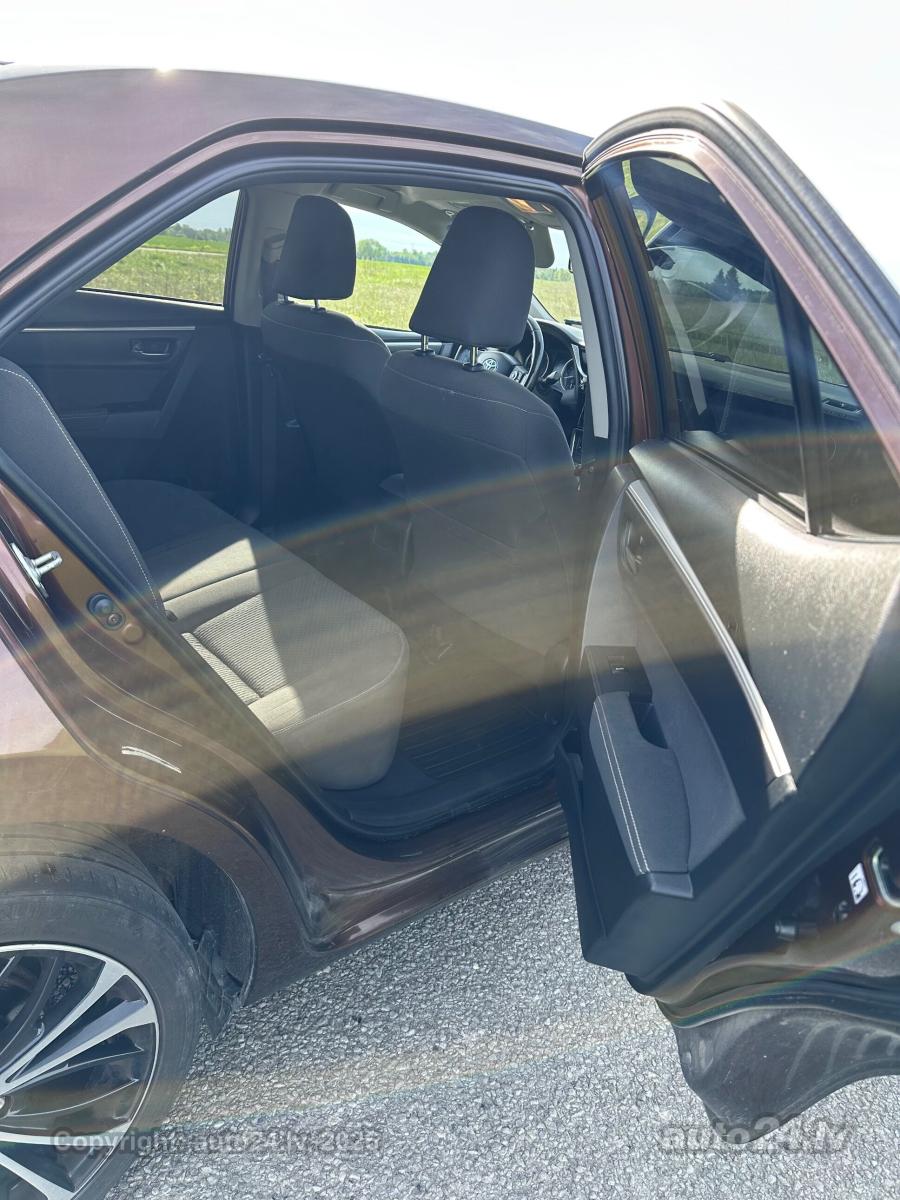 Brown Toyota Corolla 2016 in Tallinn, with an engine capacity of 1.60 L and mileage of 187 thousand km for 8900 €, photo 14 on AUTOMOTO.COM.LV