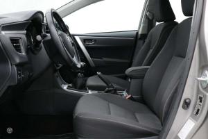 Brown Toyota Corolla 2016 in Vilnius, with an engine capacity of 1.60 L and mileage of 159 thousand km for 9990 €, photo 12 on AUTOMOTO.COM.LV