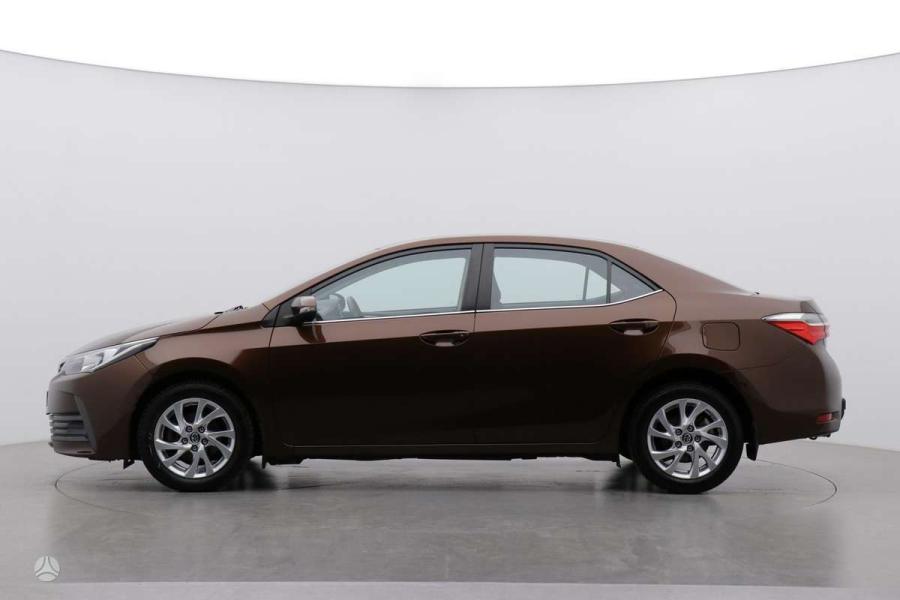 Brown Toyota Corolla 2017 in Vilnius, with an engine capacity of 1.60 L and mileage of 110 thousand km for 10900 €, photo 4 on AUTOMOTO.COM.LV