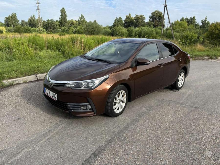 Brown Toyota Corolla 2017 in Vilnius, with an engine capacity of 1.60 L and mileage of 90 thousand km for 11500 €, photo 3 on AUTOMOTO.COM.LV
