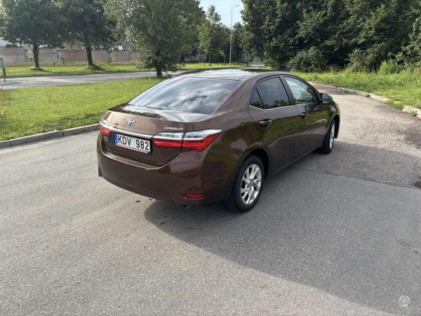 Brown Toyota Corolla 2017 in Vilnius, with an engine capacity of 1.60 L and mileage of 90 thousand km for 11500 €, photo 4 on AUTOMOTO.COM.LV