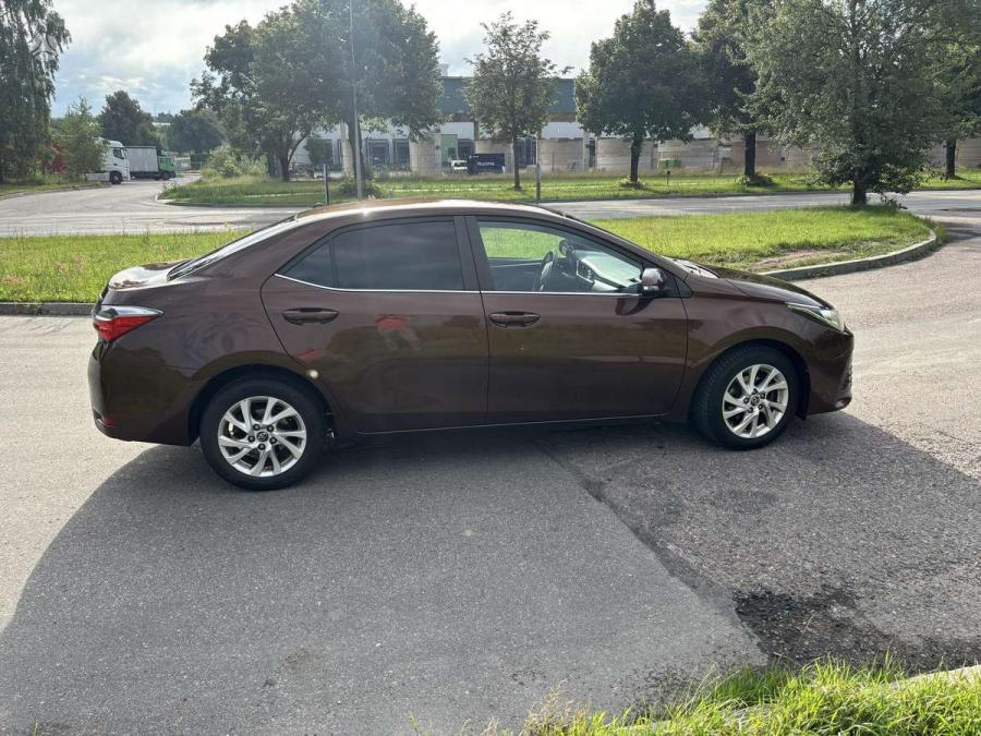 Brown Toyota Corolla 2017 in Vilnius, with an engine capacity of 1.60 L and mileage of 90 thousand km for 11500 €, photo 6 on AUTOMOTO.COM.LV
