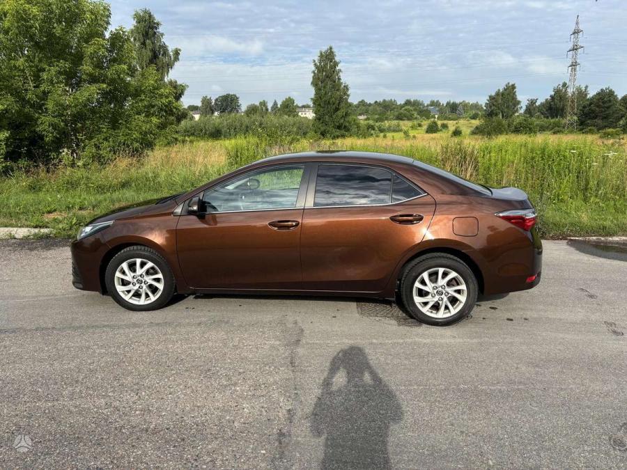 Brown Toyota Corolla 2017 in Vilnius, with an engine capacity of 1.60 L and mileage of 90 thousand km for 11500 €, photo 7 on AUTOMOTO.COM.LV