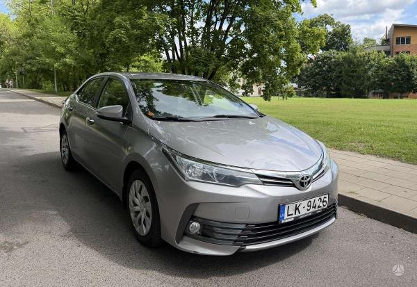 Brown Toyota Corolla 2018 in Vilnius, with an engine capacity of 1.60 L and mileage of 137 thousand km for 11000 €, photo 1 on AUTOMOTO.COM.LV