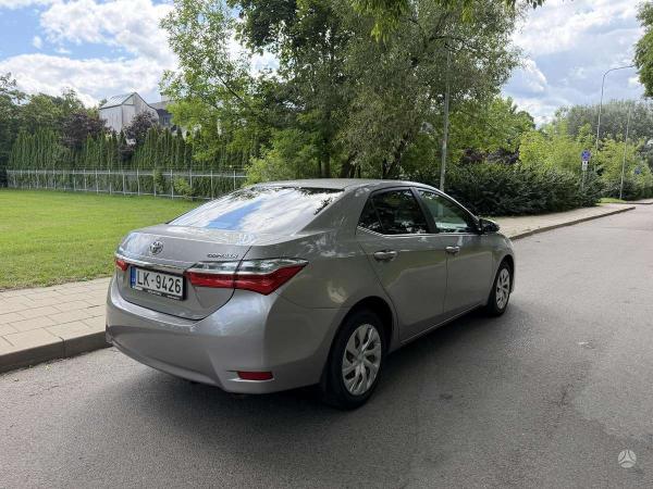 Brown Toyota Corolla 2018 in Vilnius, with an engine capacity of 1.60 L and mileage of 137 thousand km for 11000 €, photo 8 on AUTOMOTO.COM.LV