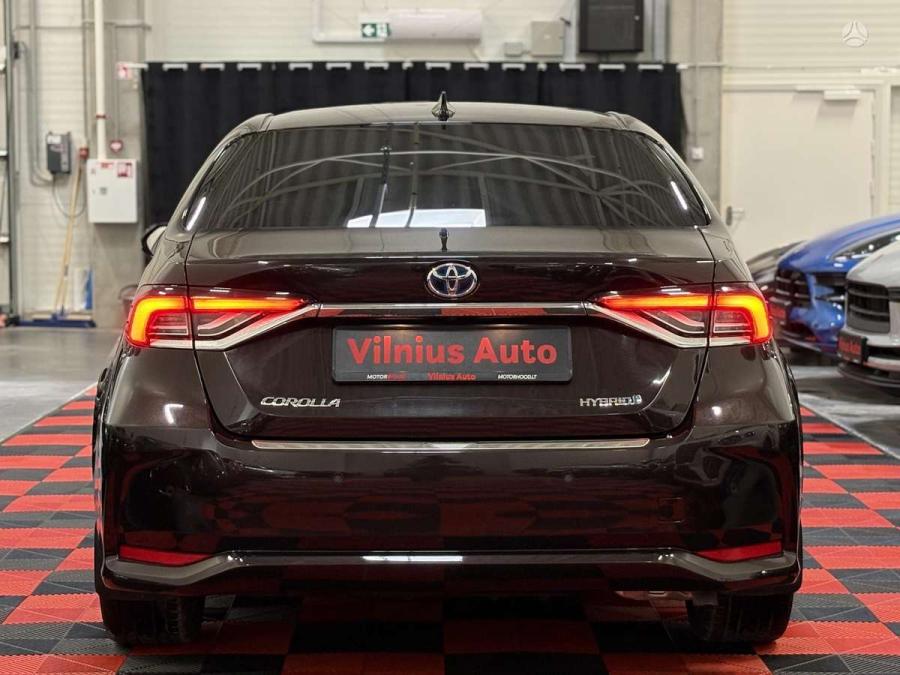 Brown Toyota Corolla 2019 in Vilnius, with an engine capacity of 1.80 L and mileage of 134 thousand km for 17200 €, photo 6 on AUTOMOTO.COM.LV