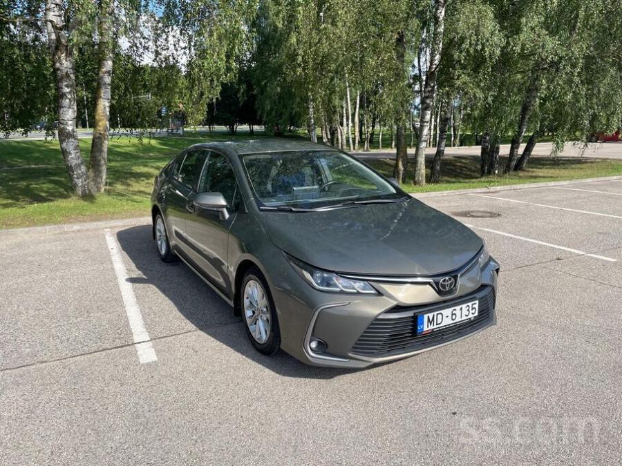 Brown Toyota Corolla 2019 in Riga, with an engine capacity of 1.60 L and mileage of 115 thousand km for 11890 €, photo 1 on AUTOMOTO.COM.LV