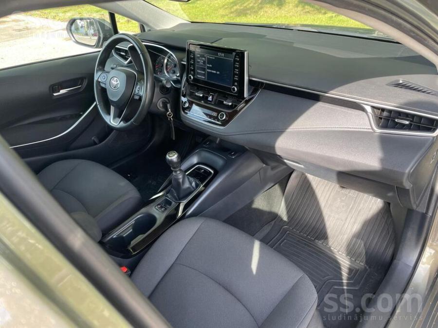 Brown Toyota Corolla 2019 in Riga, with an engine capacity of 1.60 L and mileage of 115 thousand km for 11890 €, photo 16 on AUTOMOTO.COM.LV