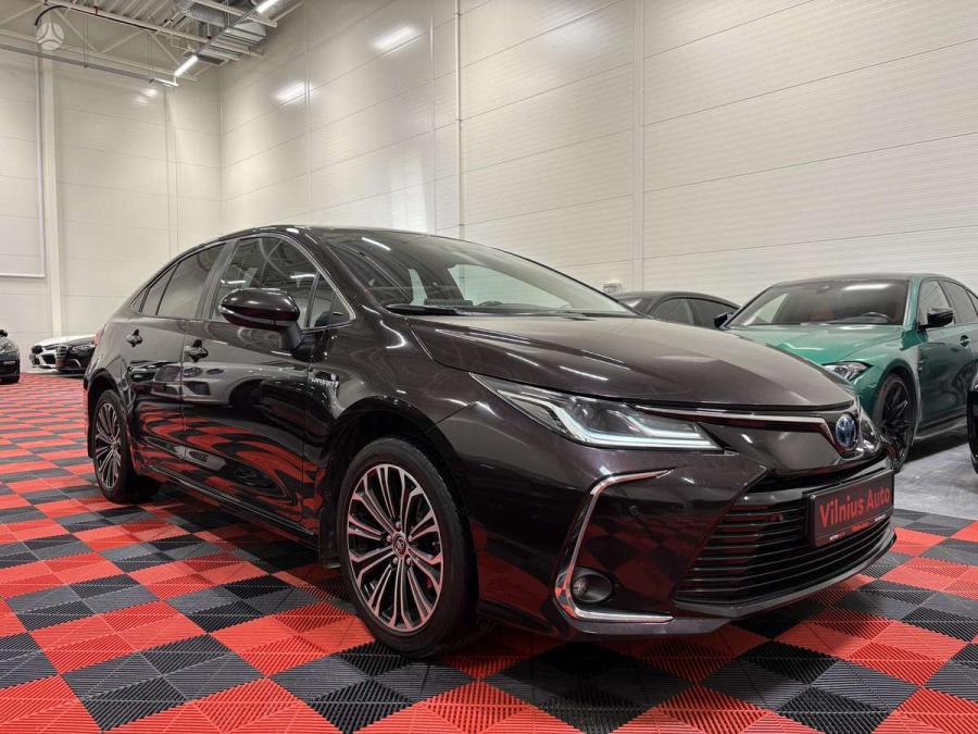 Brown Toyota Corolla 2019 in Vilnius, with an engine capacity of 1.80 L and mileage of 134 thousand km for 17099 €, photo 4 on AUTOMOTO.COM.LV