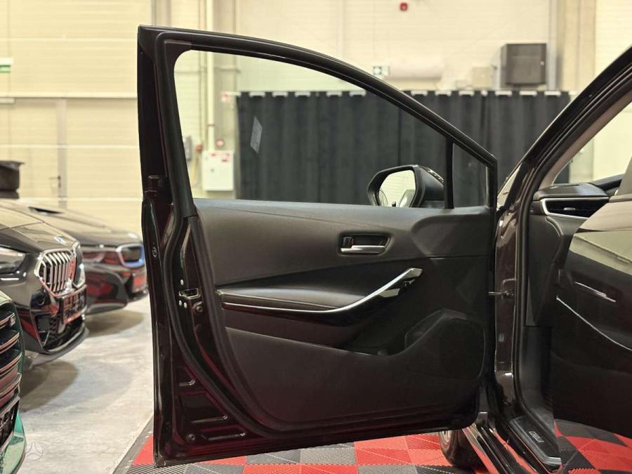 Brown Toyota Corolla 2019 in Vilnius, with an engine capacity of 1.80 L and mileage of 134 thousand km for 17099 €, photo 13 on AUTOMOTO.COM.LV