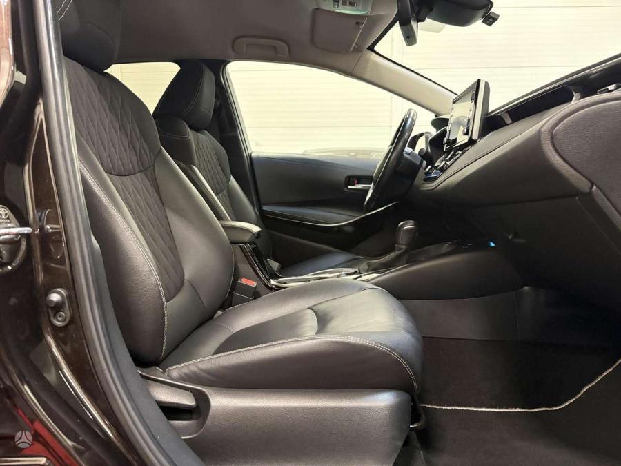 Brown Toyota Corolla 2019 in Vilnius, with an engine capacity of 1.80 L and mileage of 134 thousand km for 17099 €, photo 18 on AUTOMOTO.COM.LV