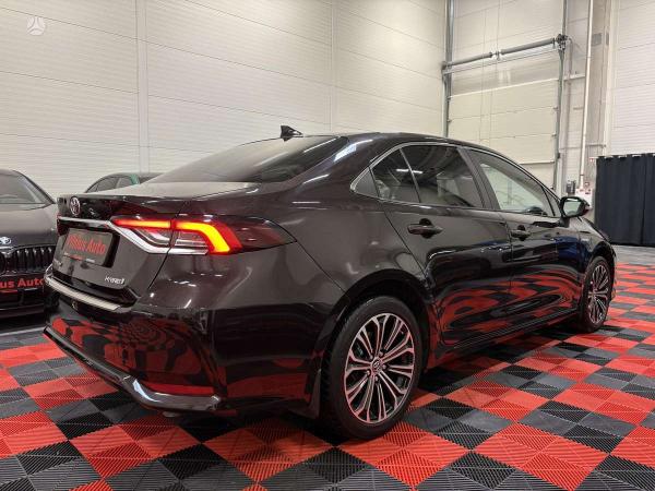 Brown Toyota Corolla 2019 in Vilnius, with an engine capacity of 1.80 L and mileage of 134 thousand km for 17099 €, photo 5 on AUTOMOTO.COM.LV