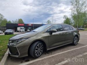 Brown Toyota Corolla 2020 in Riga, with an engine capacity of 1.60 L and mileage of 47 thousand km for 17000 €, photo 3 on AUTOMOTO.COM.LV