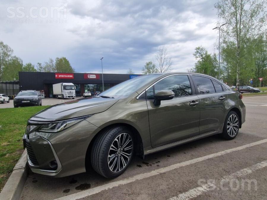 Brown Toyota Corolla 2020 in Riga, with an engine capacity of 1.60 L and mileage of 47 thousand km for 17000 €, photo 3 on AUTOMOTO.COM.LV