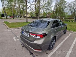 Brown Toyota Corolla 2020 in Riga, with an engine capacity of 1.60 L and mileage of 47 thousand km for 17000 €, photo 4 on AUTOMOTO.COM.LV