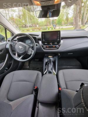 Brown Toyota Corolla 2020 in Riga, with an engine capacity of 1.60 L and mileage of 47 thousand km for 17000 €, photo 8 on AUTOMOTO.COM.LV