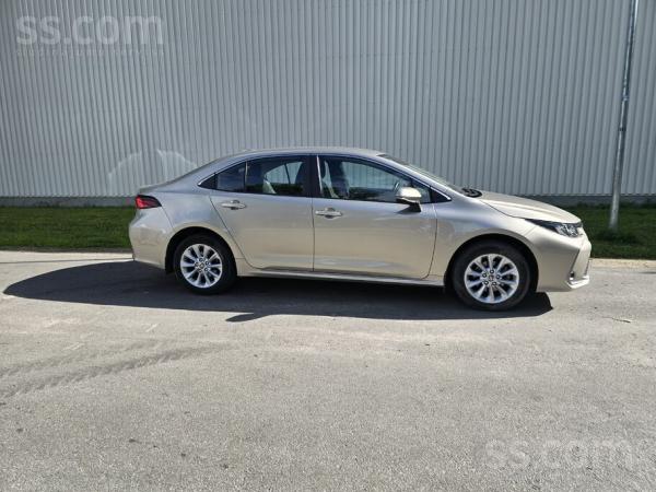 Brown Toyota Corolla 2022 in Riga, with an engine capacity of 1.80 L and mileage of 37 thousand km for 20450 €, photo 4 on AUTOMOTO.COM.LV