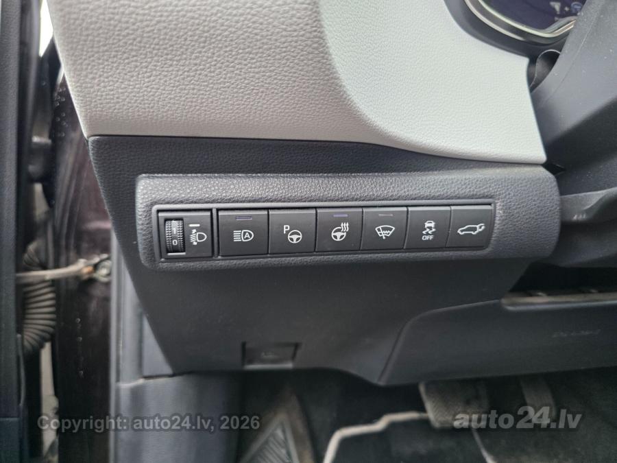 Brown Toyota Corolla 2019 in Tallinn, with an engine capacity of 1.80 L and mileage of 144 thousand km for 17990 €, photo 11 on AUTOMOTO.COM.LV