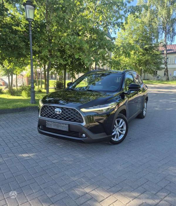Melns Toyota Corolla Cross 2022 Šauļi, ar dzinēja tilpumu 1.99 L un nobraukumu 330 tūkst. km par 16799 €, foto 1 vietnē AUTOMOTO.COM.LV