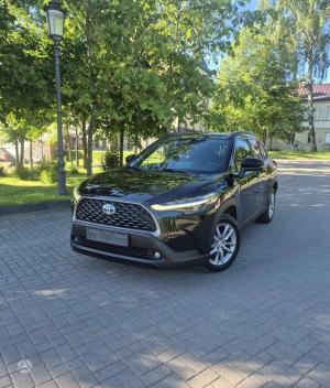 Melns Toyota Corolla Cross 2022 Šauļi, ar dzinēja tilpumu 1.99 L un nobraukumu 330 tūkst. km par 16799 €, foto  vietnē AUTOMOTO.COM.LV