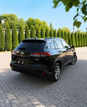 Черный Тойота Corolla Cross 2022 в Шяуляй, объемом двигателя 1.99 л и пробегом 330 тыс. км за 16799 €, фото 4 на AUTOMOTO.COM.LV