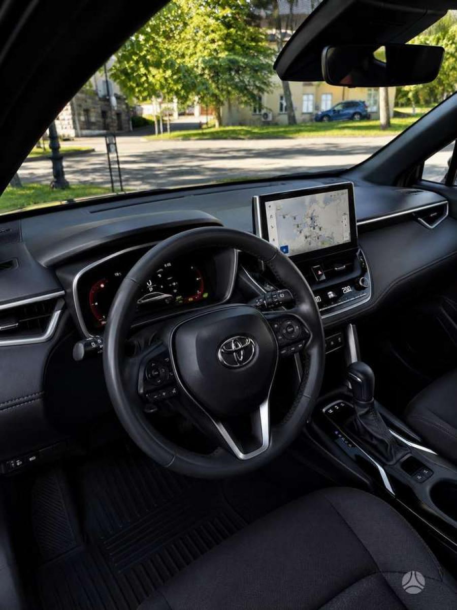 Черный Тойота Corolla Cross 2022 в Шяуляй, объемом двигателя 1.99 л и пробегом 330 тыс. км за 16799 €, фото 10 на AUTOMOTO.COM.LV
