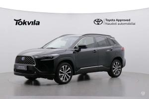 Melns Toyota Corolla Cross 2023 Viļņa, ar dzinēja tilpumu 1.99 L un nobraukumu 17 tūkst. km par 31900 €, foto  vietnē AUTOMOTO.COM.LV