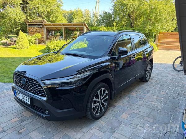 Черный Тойота Corolla Cross 2023 в Рига, объемом двигателя 2.00 л и пробегом 31 тыс. км за 28900 €, фото 1 на AUTOMOTO.COM.LV