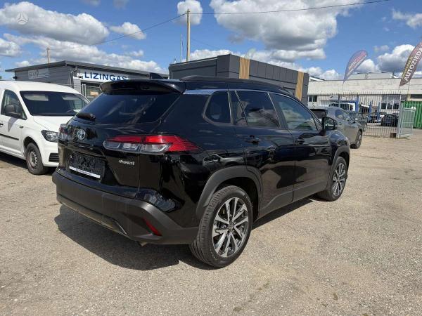 Black Toyota Corolla Cross 2023 in Panevezys, with an engine capacity of 1.99 L and mileage of 135 thousand km for 26500 €, photo 4 on AUTOMOTO.COM.LV